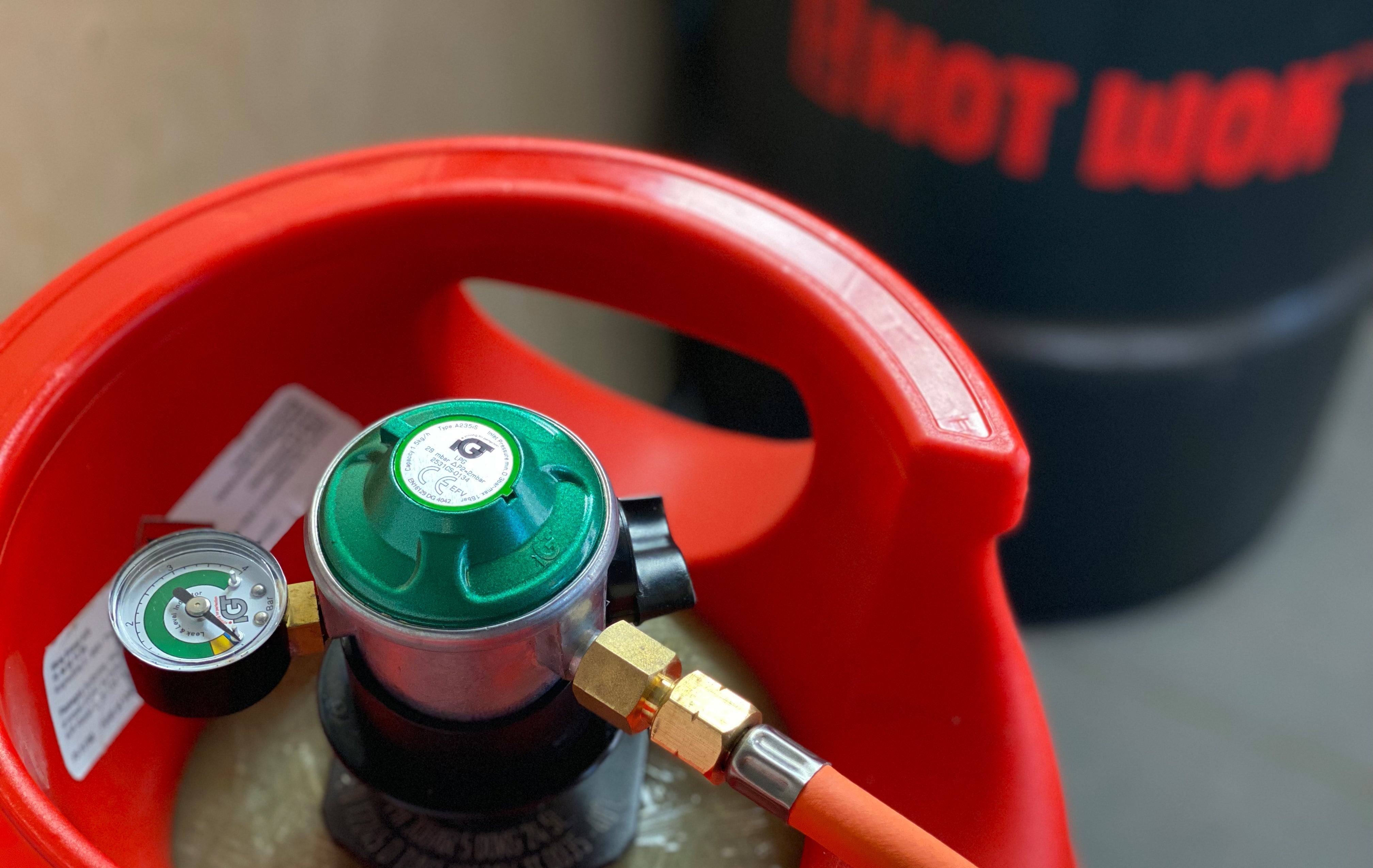 Wie zu einem 50 Mbar Gasregler auf einem Gaszylinder mont – HOT WOK