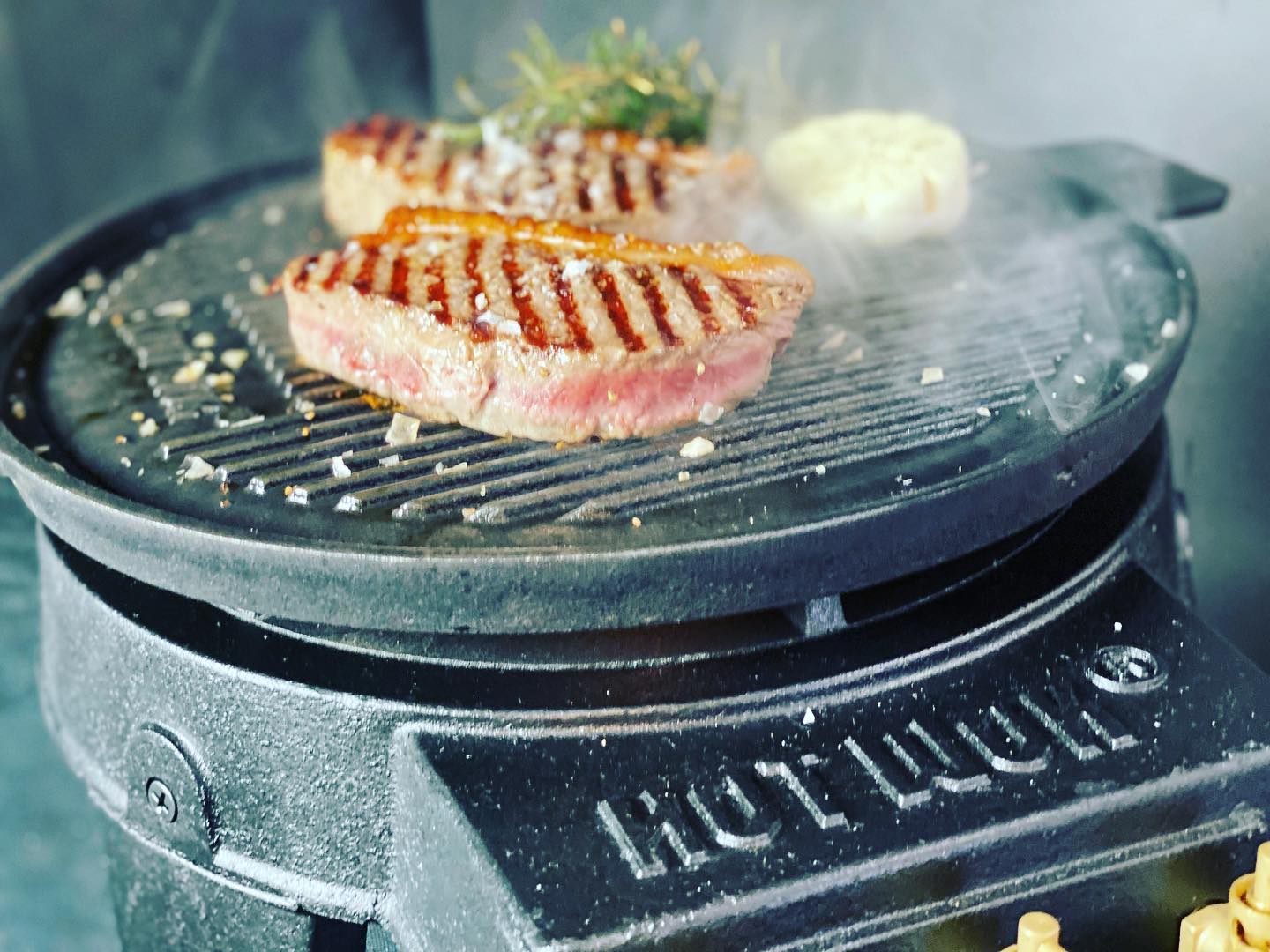 Steaks auf der HOT WOK-Grillpfanne perfekt anbraten – HOT WOK